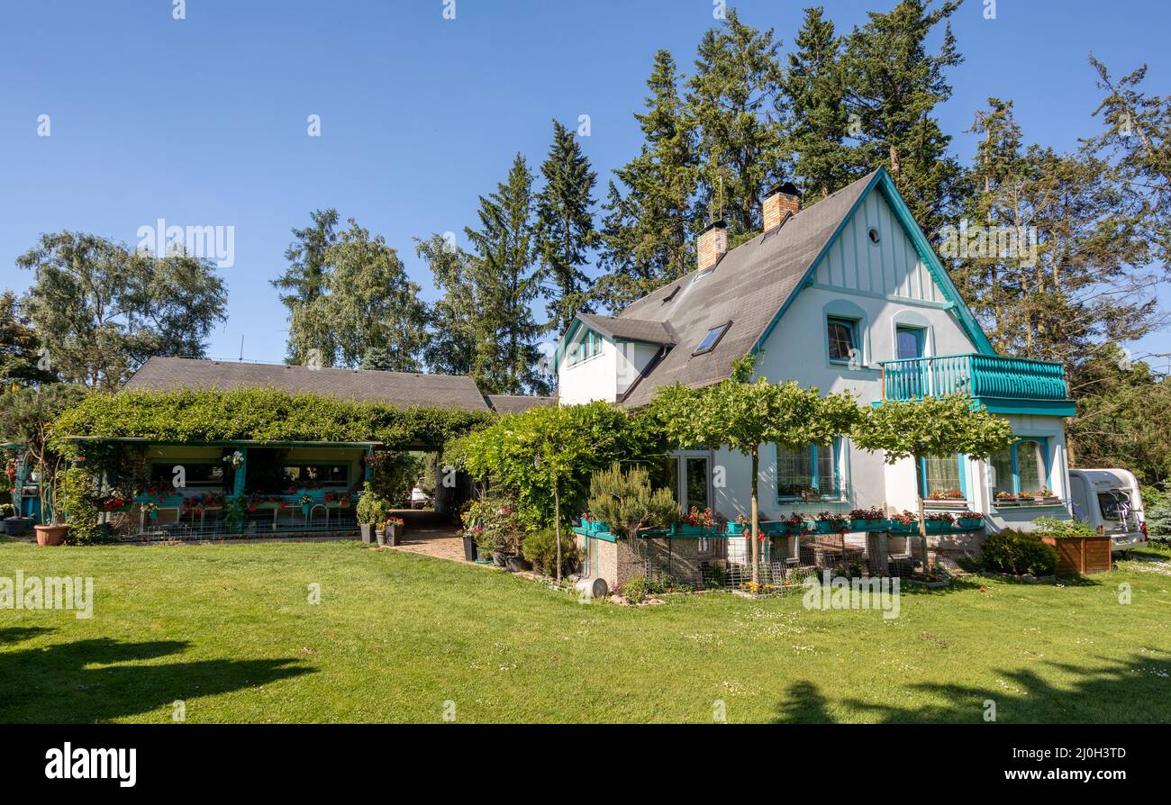 Spring garden house hi-res stock photography and images - Alamy