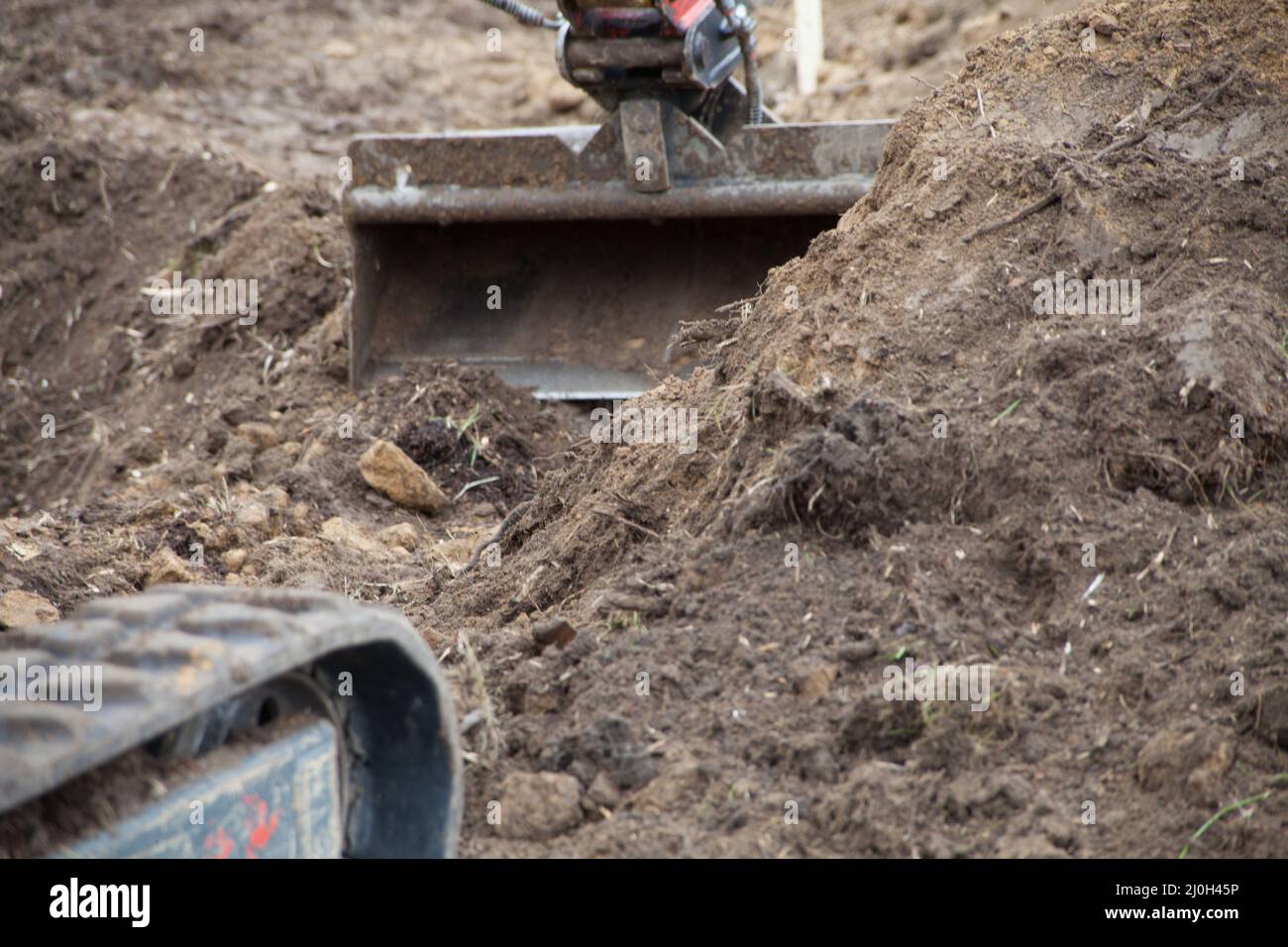 Large shovel of an excavator digging a hole Stock Photo - Alamy