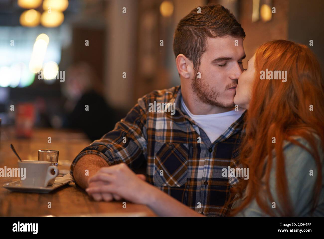 Couple natural kiss hi-res stock photography and images - Alamy