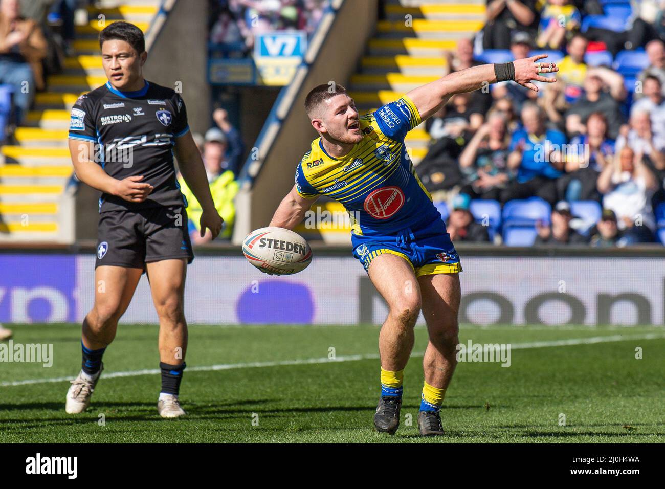 Danny Walker #16 of Warrington Wolves celebrates his try Stock Photo ...