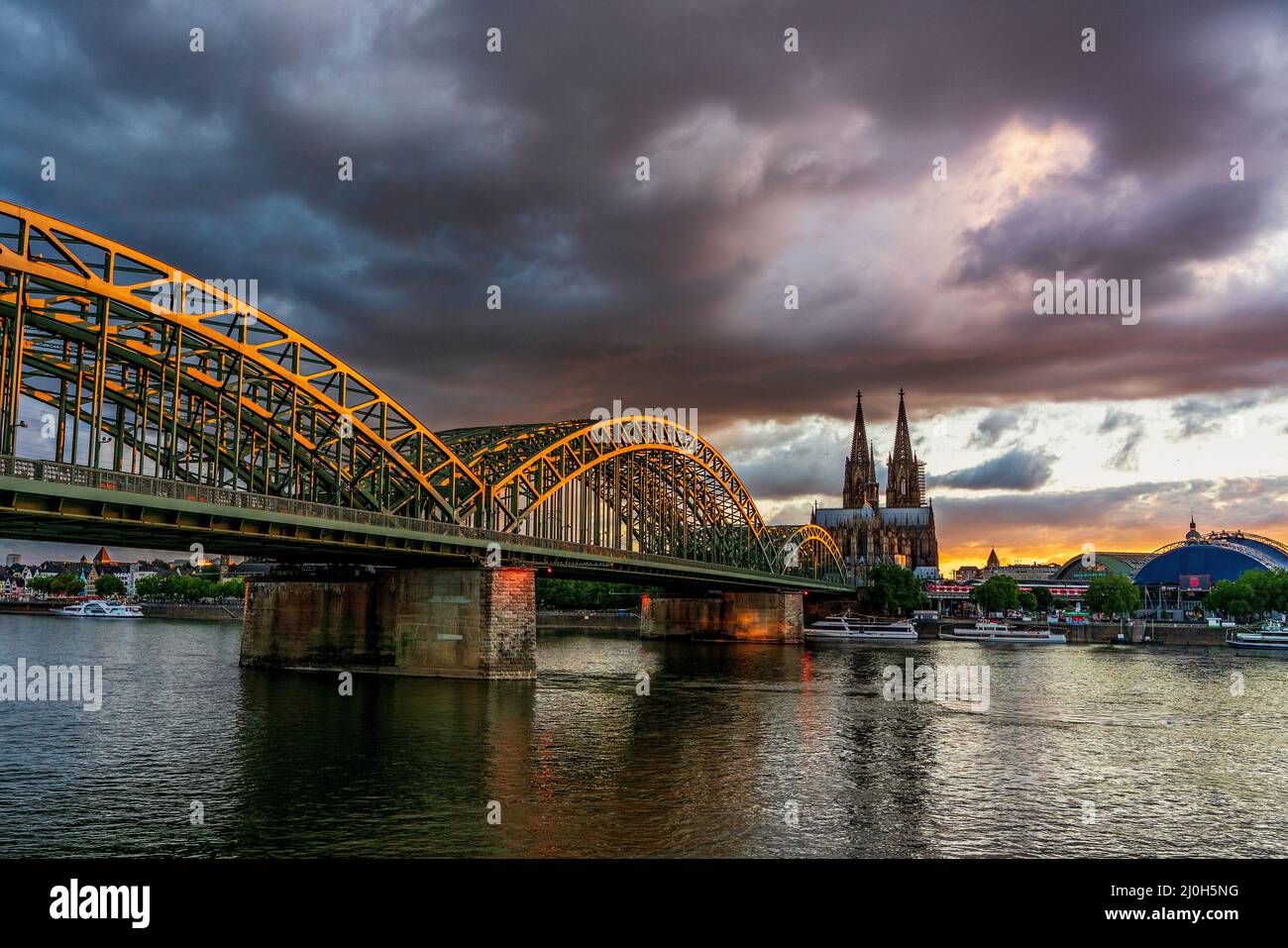 Sunset over the Cologne Cathedral Stock Photo - Alamy