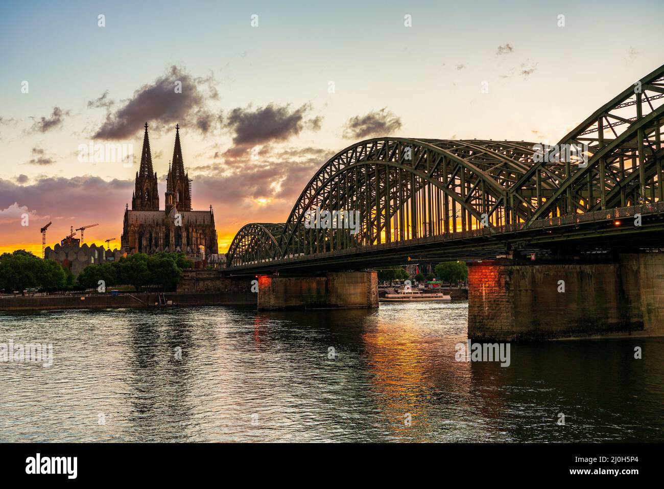 Cologne cathedral in sunlight hi-res stock photography and images - Alamy