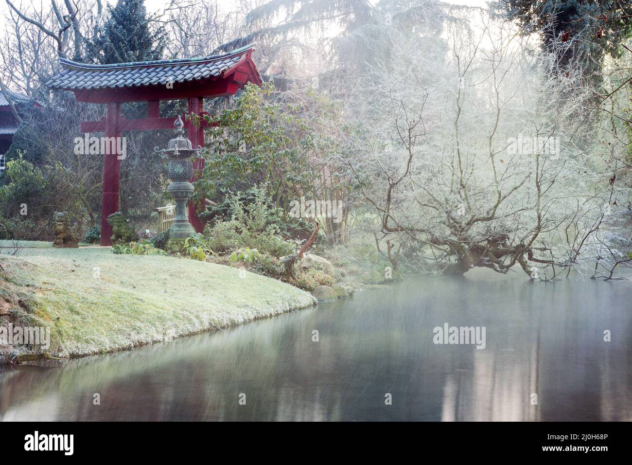 Pavilion in japanese garden Stock Photo - Alamy