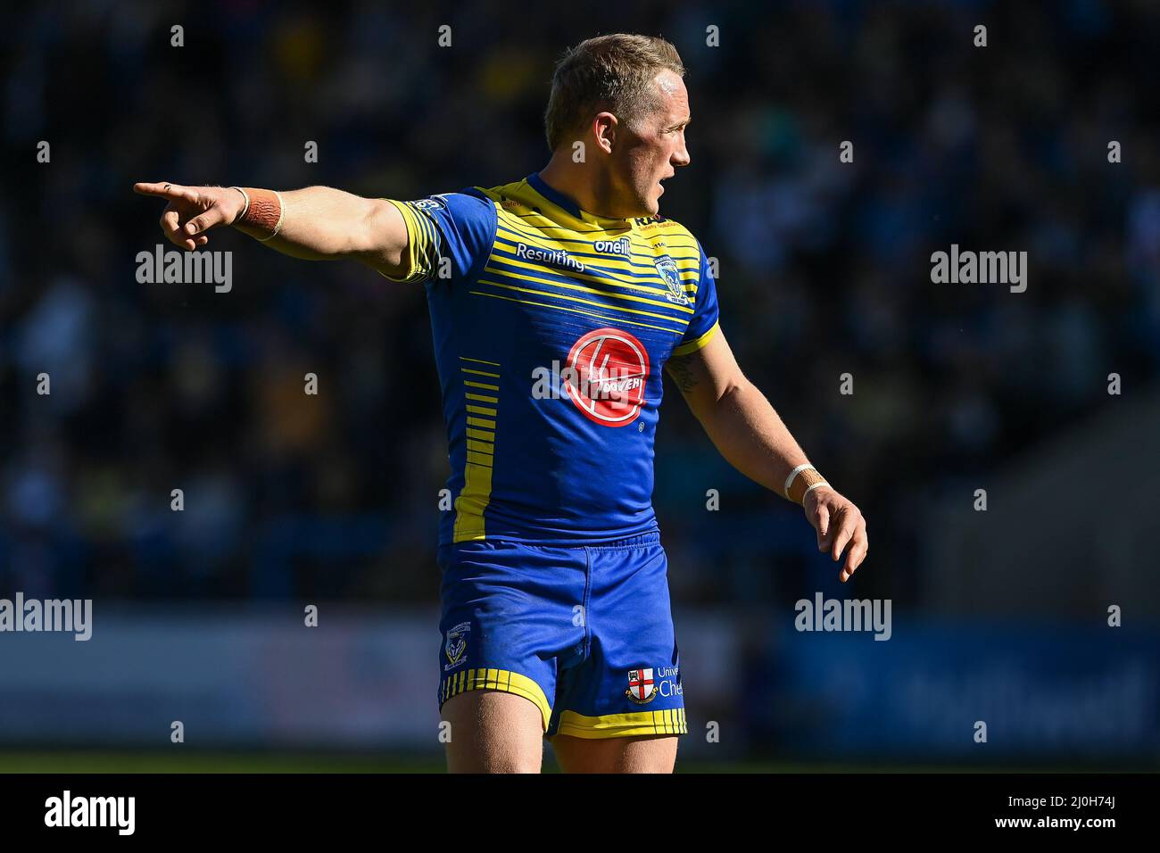 Jason Clark #14 of Warrington Wolves gives his team instructions Stock ...