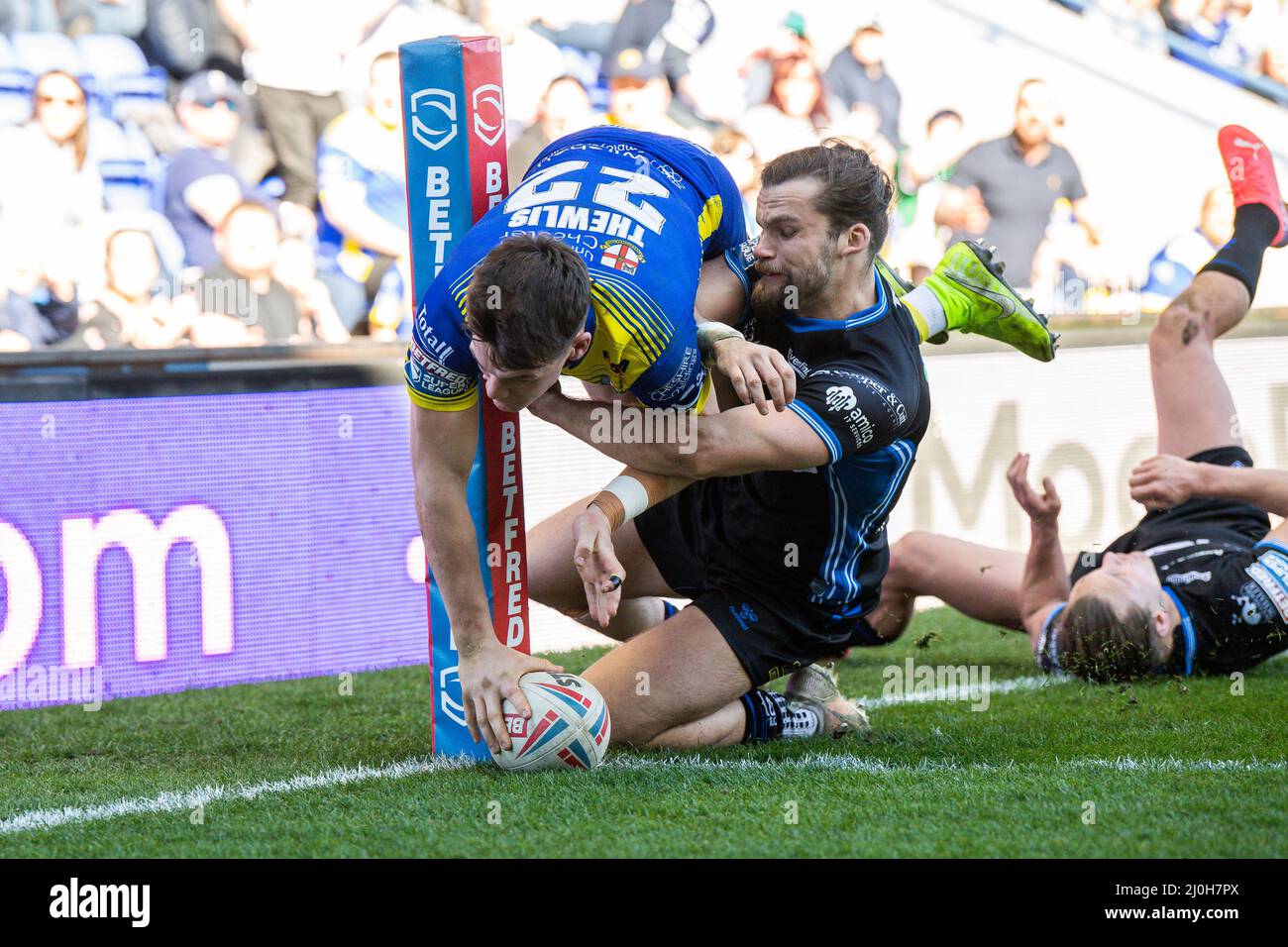 Josh Thewlis #22 of Warrington Wolves goes over for a try Stock Photo ...
