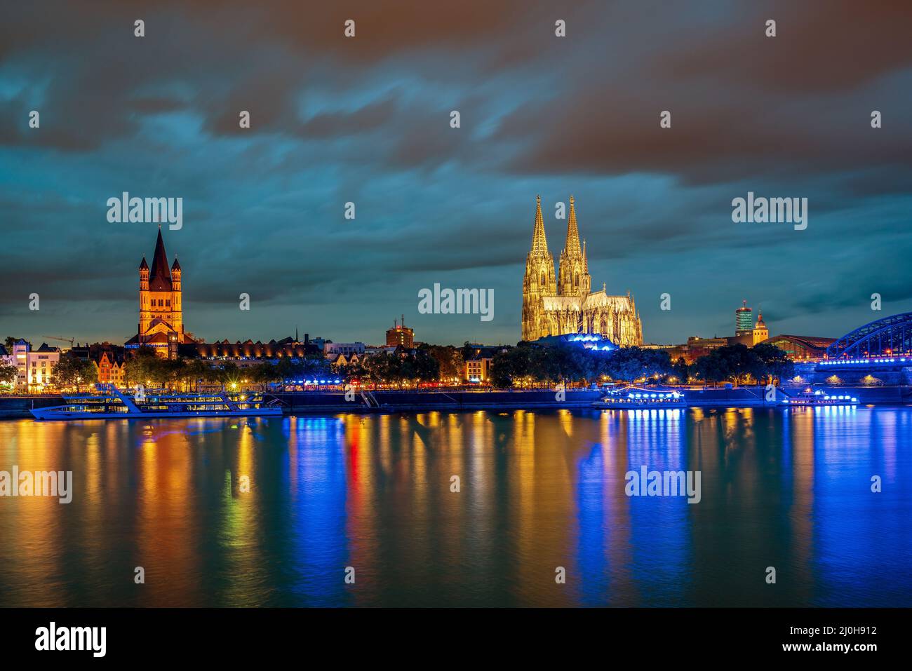 Panoramic view of Cologne Cathedral at the blue hour Stock Photo - Alamy