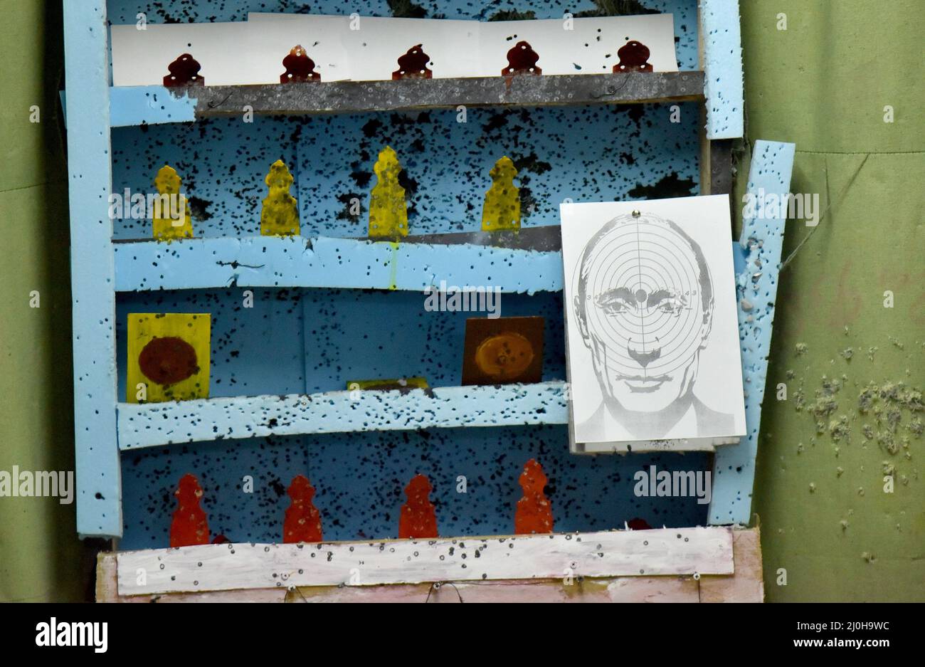 Vladimir putin shooting target hi-res stock photography and images - Alamy