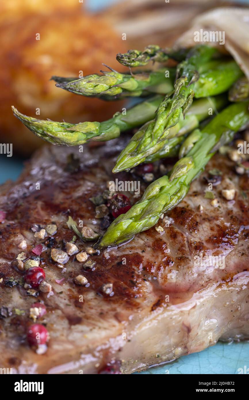 Seared steak filet and salad hi-res stock photography and images - Alamy