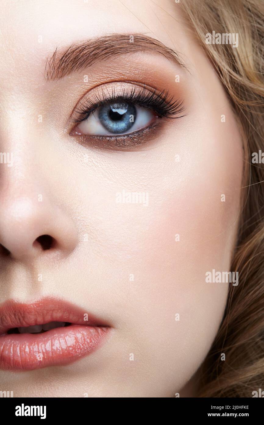 Half blue eye hi-res stock photography and images - Alamy