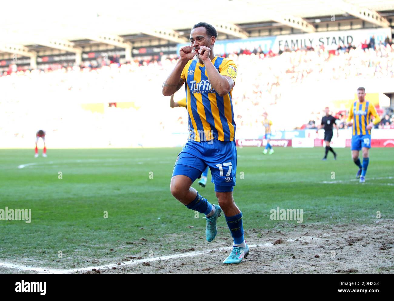 Elliott bennett goal hi-res stock photography and images - Alamy
