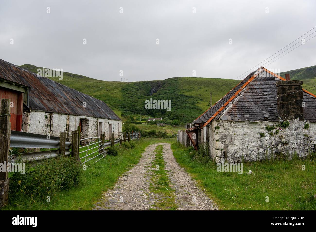 Old small stone houses on a green mountainside field in Scotland Stock ...