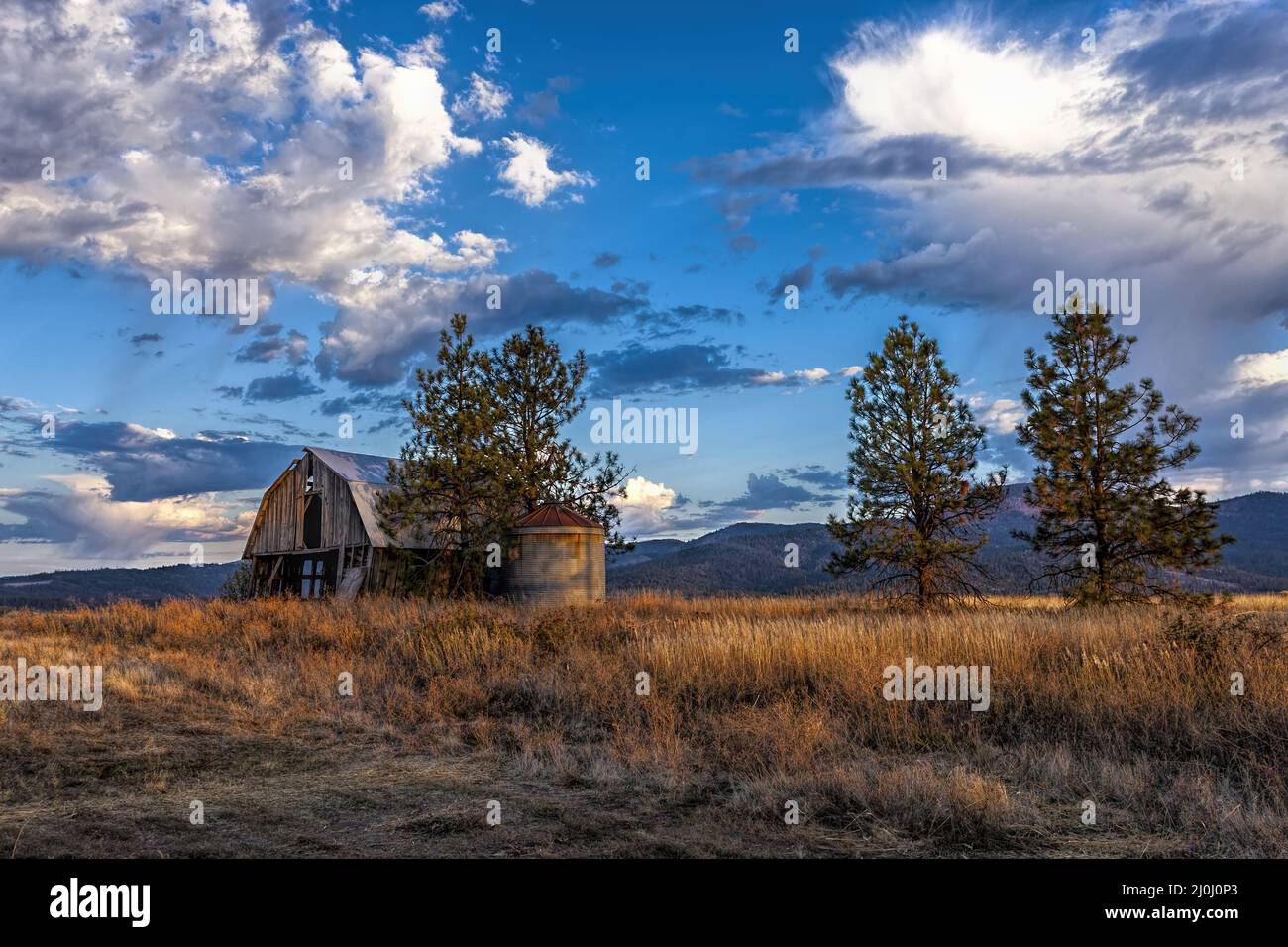 Barn on prairie hi-res stock photography and images - Alamy
