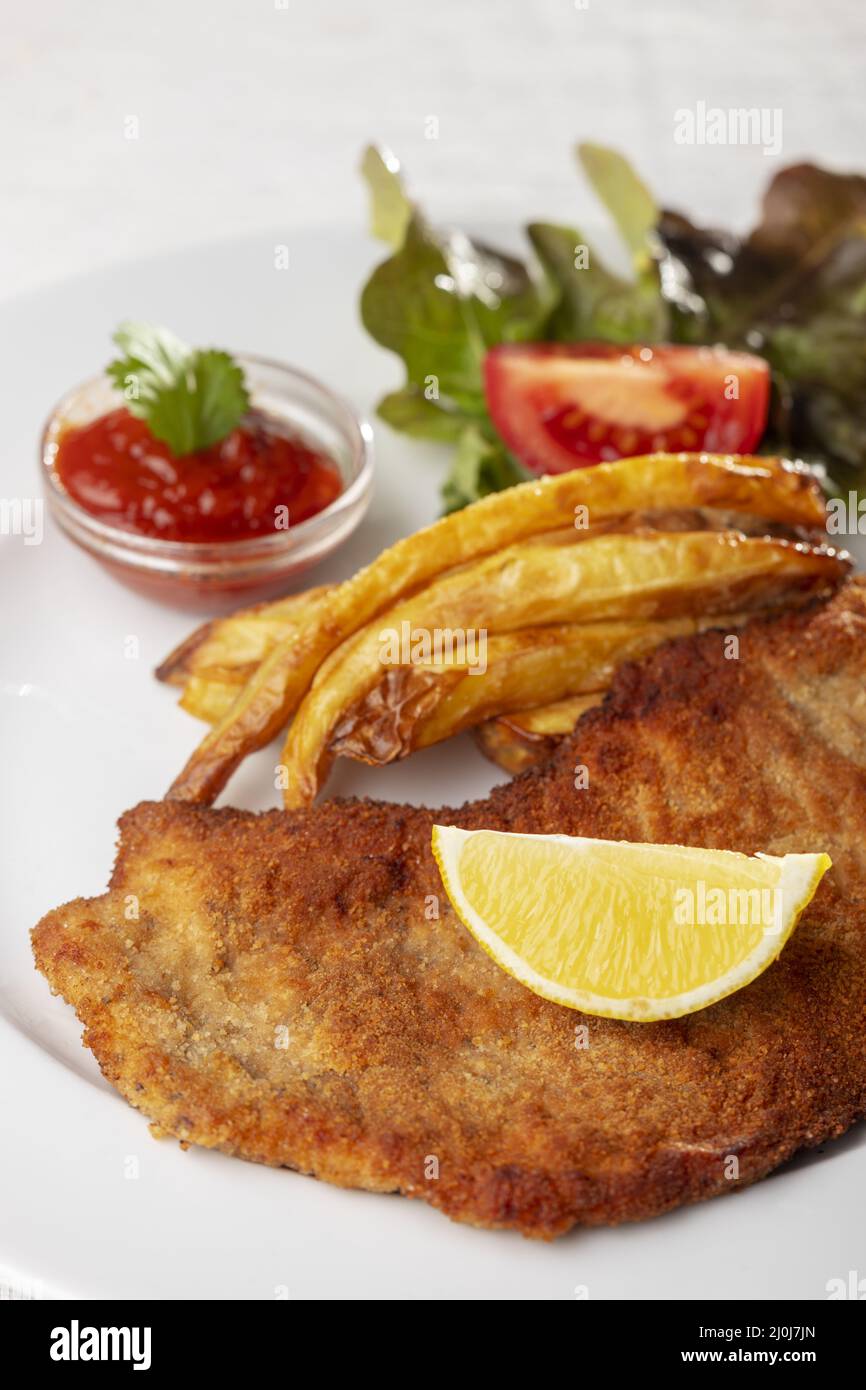 Wiener schnitzel auf dem teller hi-res stock photography and images - Alamy