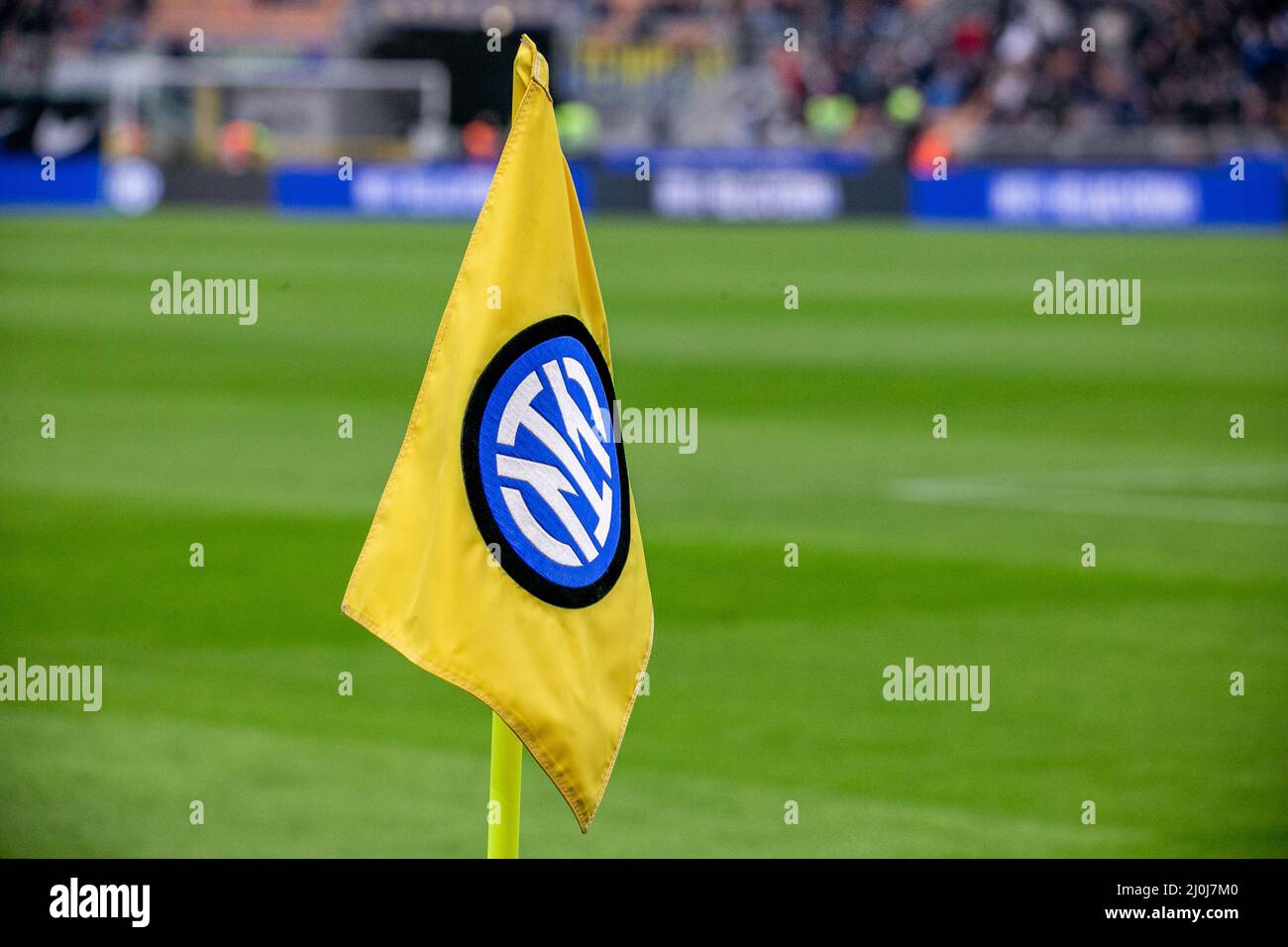 Stadium corner flag crowd hi-res stock photography and images - Alamy