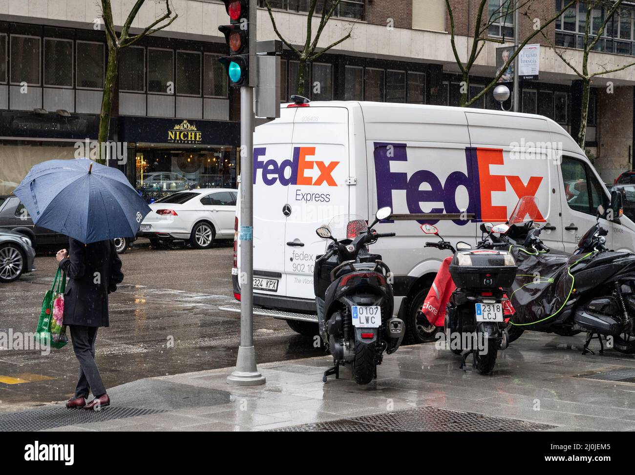 Fedex truck in spain hi-res stock photography and images - Alamy