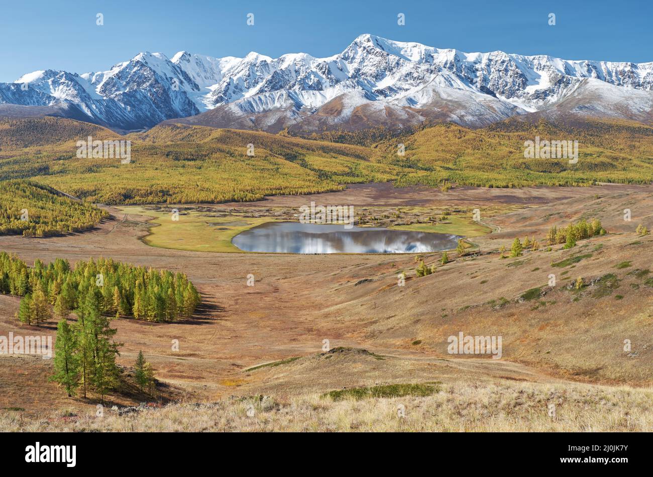 Altai lake Dzhangyskol on mountain plateau Eshtykel. Altai, Siberia ...