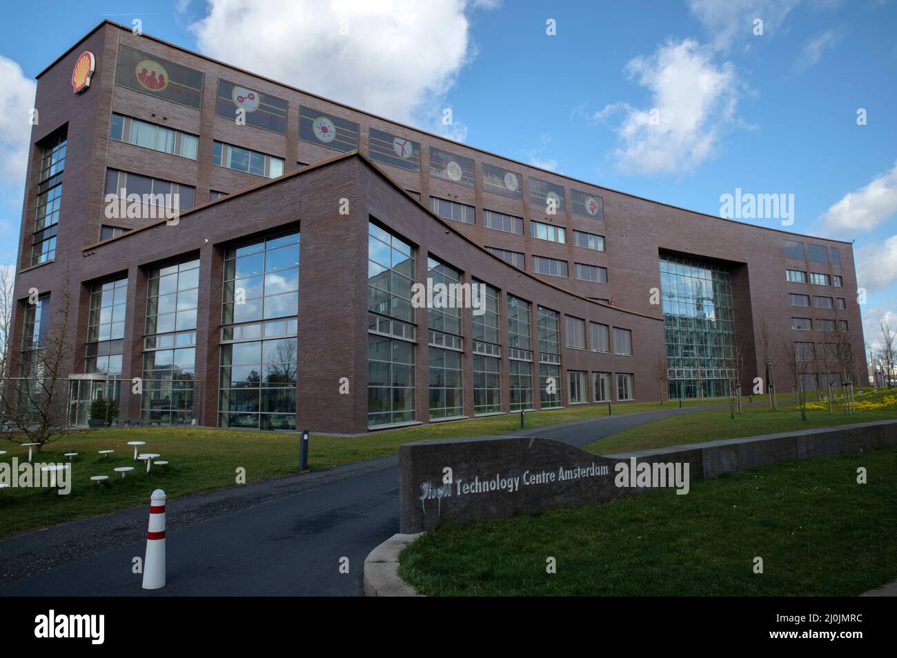Shell headquarters netherlands hi-res stock photography and images - Alamy
