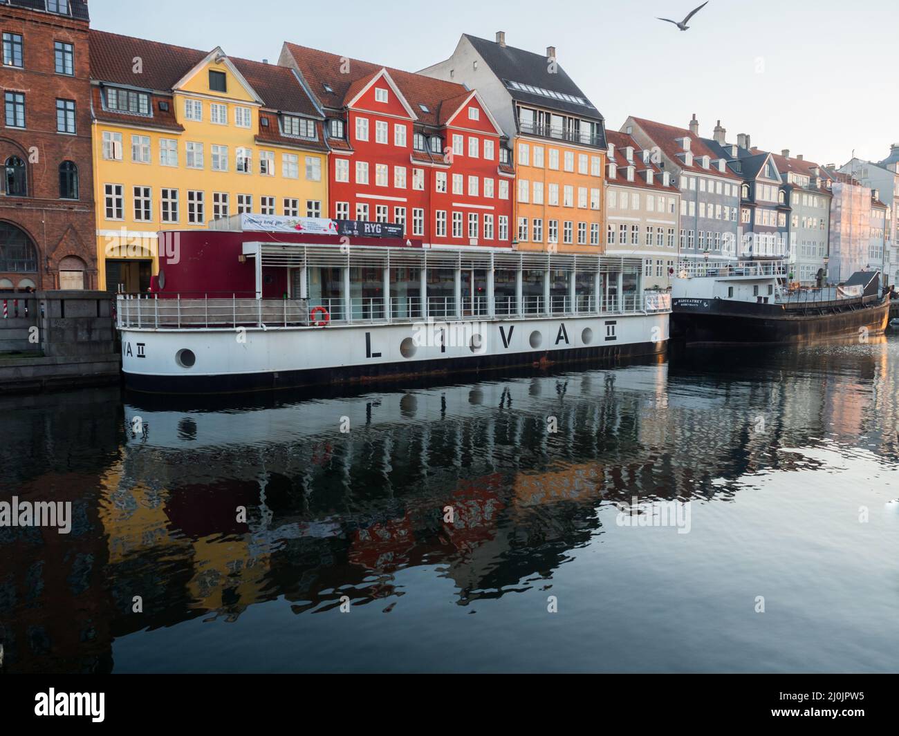 Nyhavn (New Harbour), Copenhagen, Denmark - 14 JMay 2019: Sunset view ...