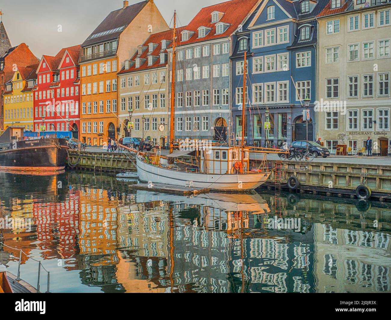 Nyhavn (New Harbour), Copenhagen, Denmark - 14 JMay 2019: Sunset view ...
