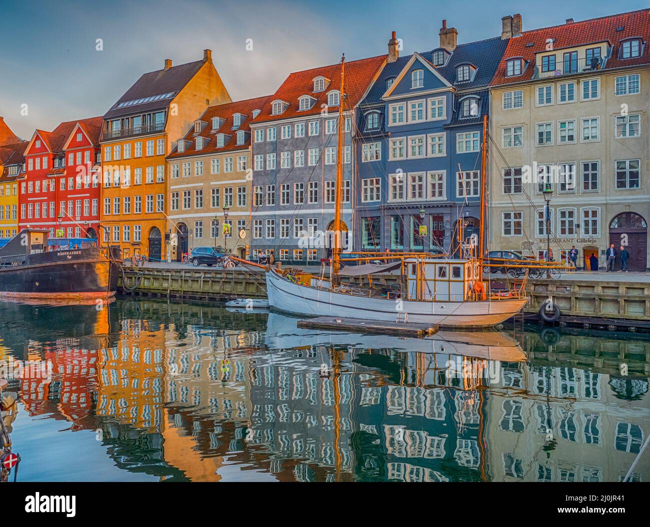 Nyhavn (New Harbour), Copenhagen, Denmark - 14 JMay 2019: Sunset view ...