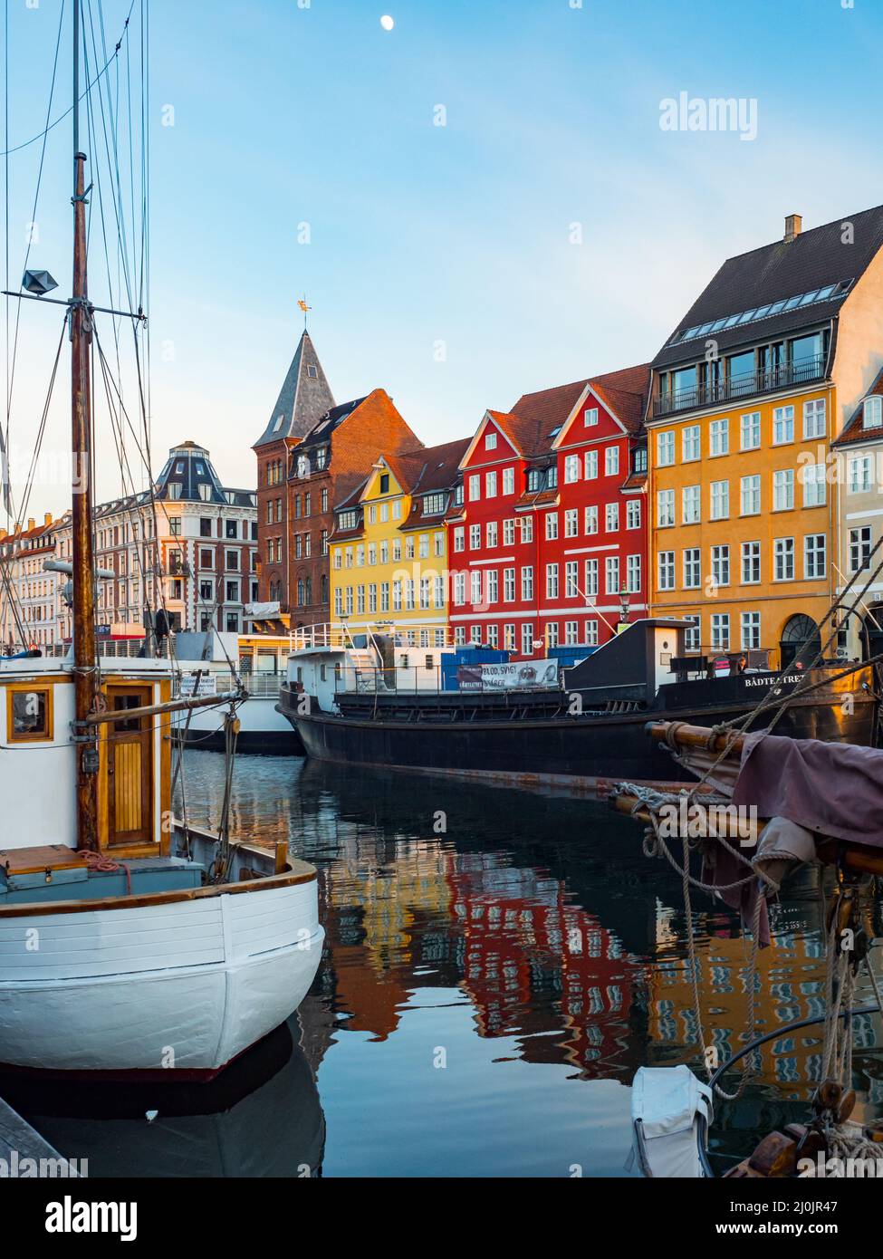 Nyhavn (New Harbour), Copenhagen, Denmark - 14 JMay 2019: Sunset view ...