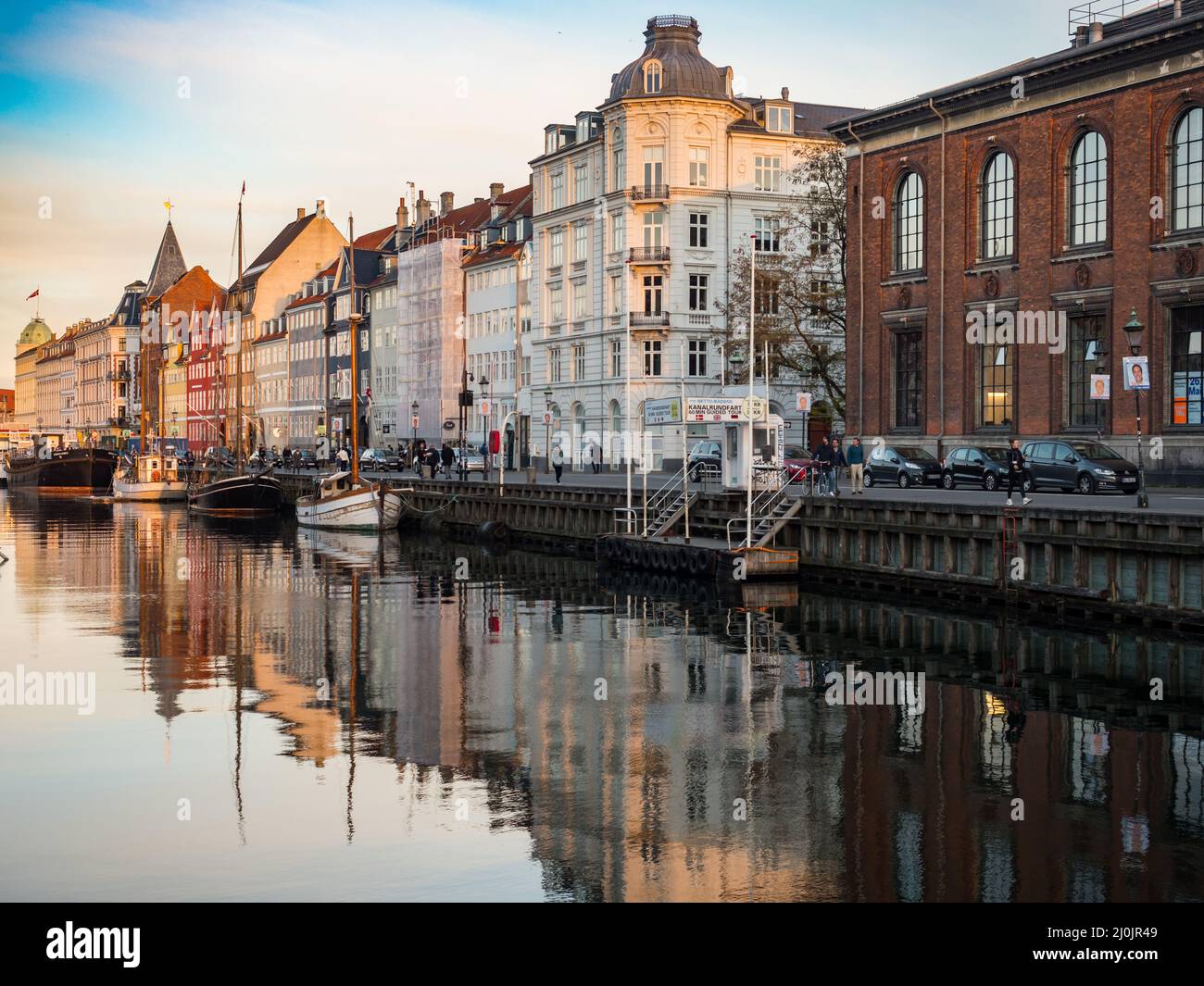 Nyhavn (New Harbour), Copenhagen, Denmark - 14 JMay 2019: Sunset view ...