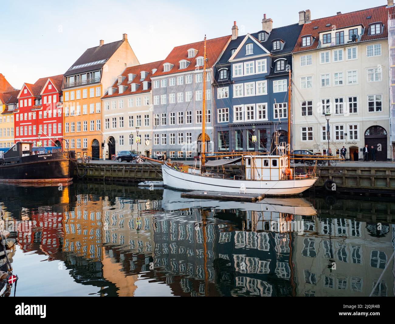 Nyhavn (New Harbour), Copenhagen, Denmark - 14 JMay 2019: Sunset view ...