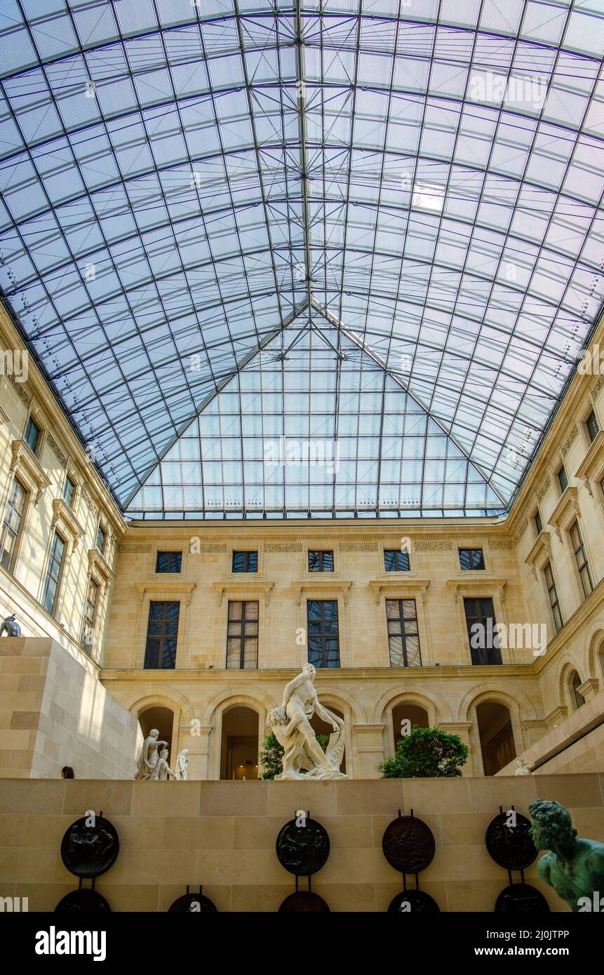 Interior of a hall at the Louvre Museum in Paris with the statue Stock ...
