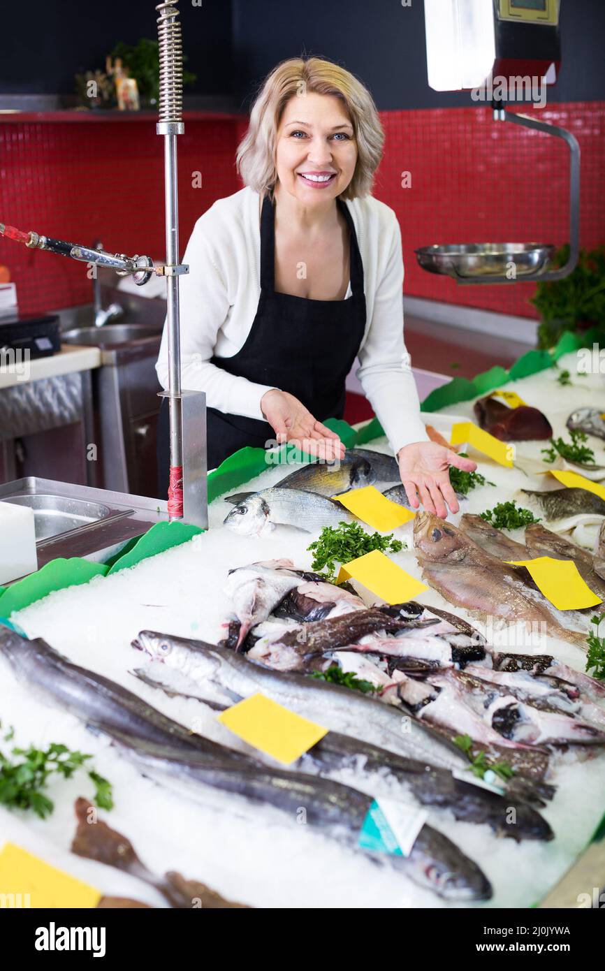 Woman working in fish store Stock Photo - Alamy