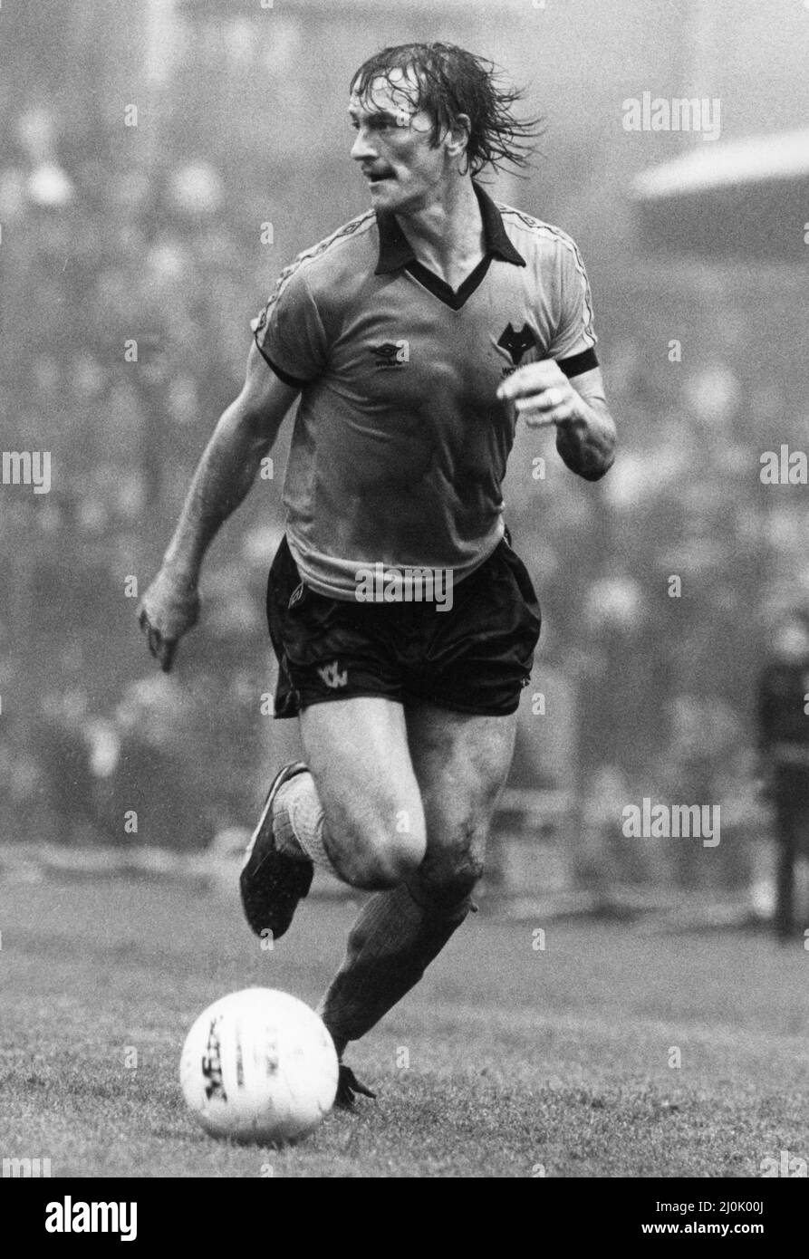 Kenny Hibbitt Wolverhampton Wanderers football player in action at ...