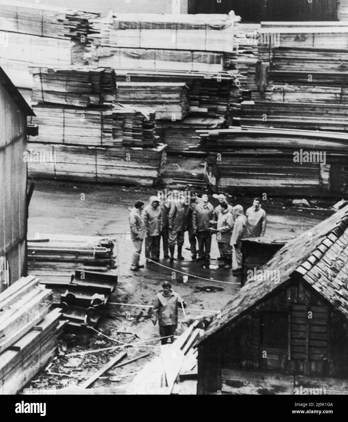 Yorkshire Ripper Murder CaseForensic police officers search for clues ...