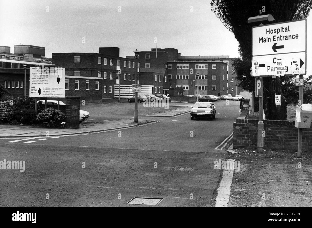 Hospital exterior 1980's hi-res stock photography and images - Alamy