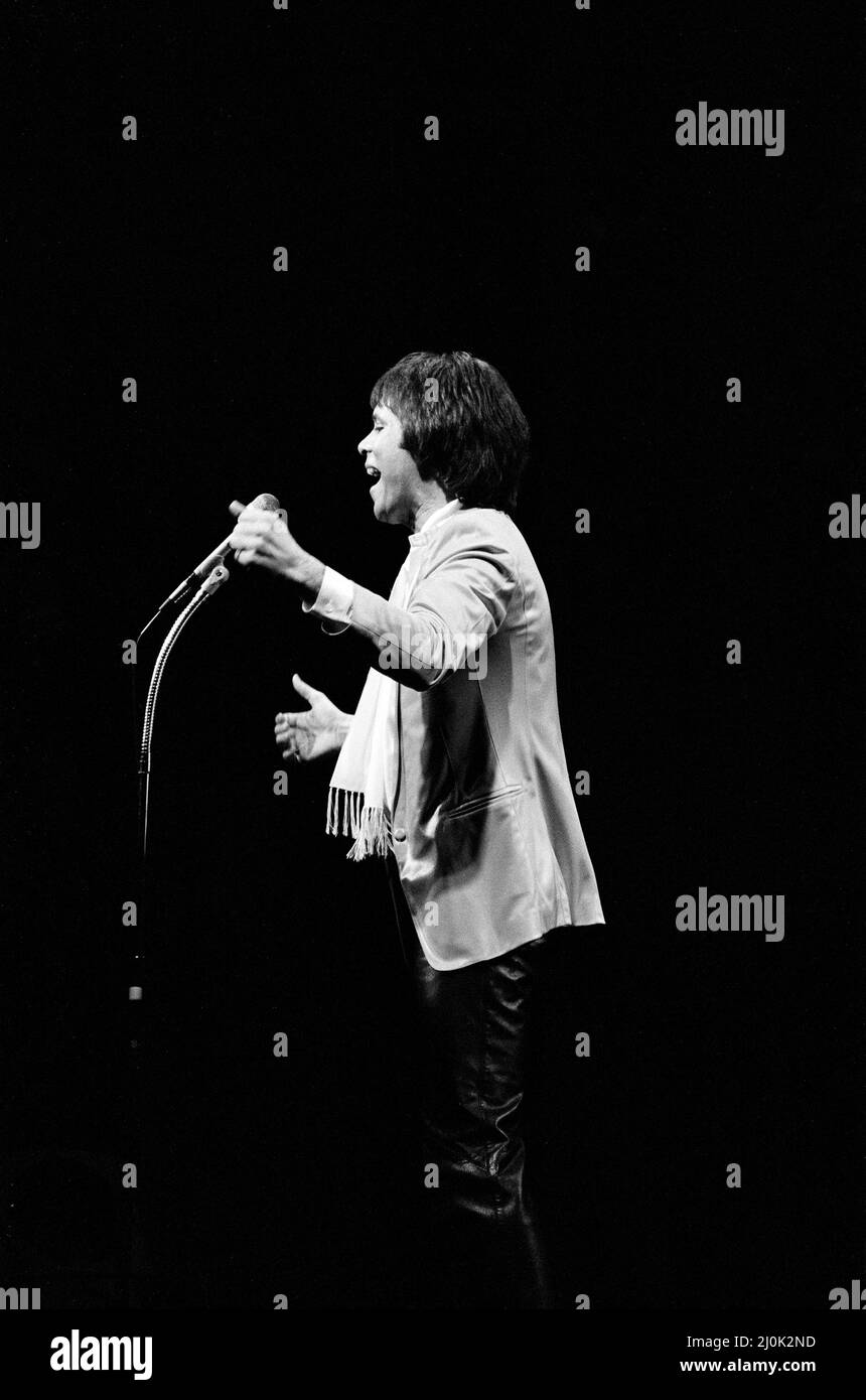 Cliff richard performing 1980s hi-res stock photography and images - Alamy