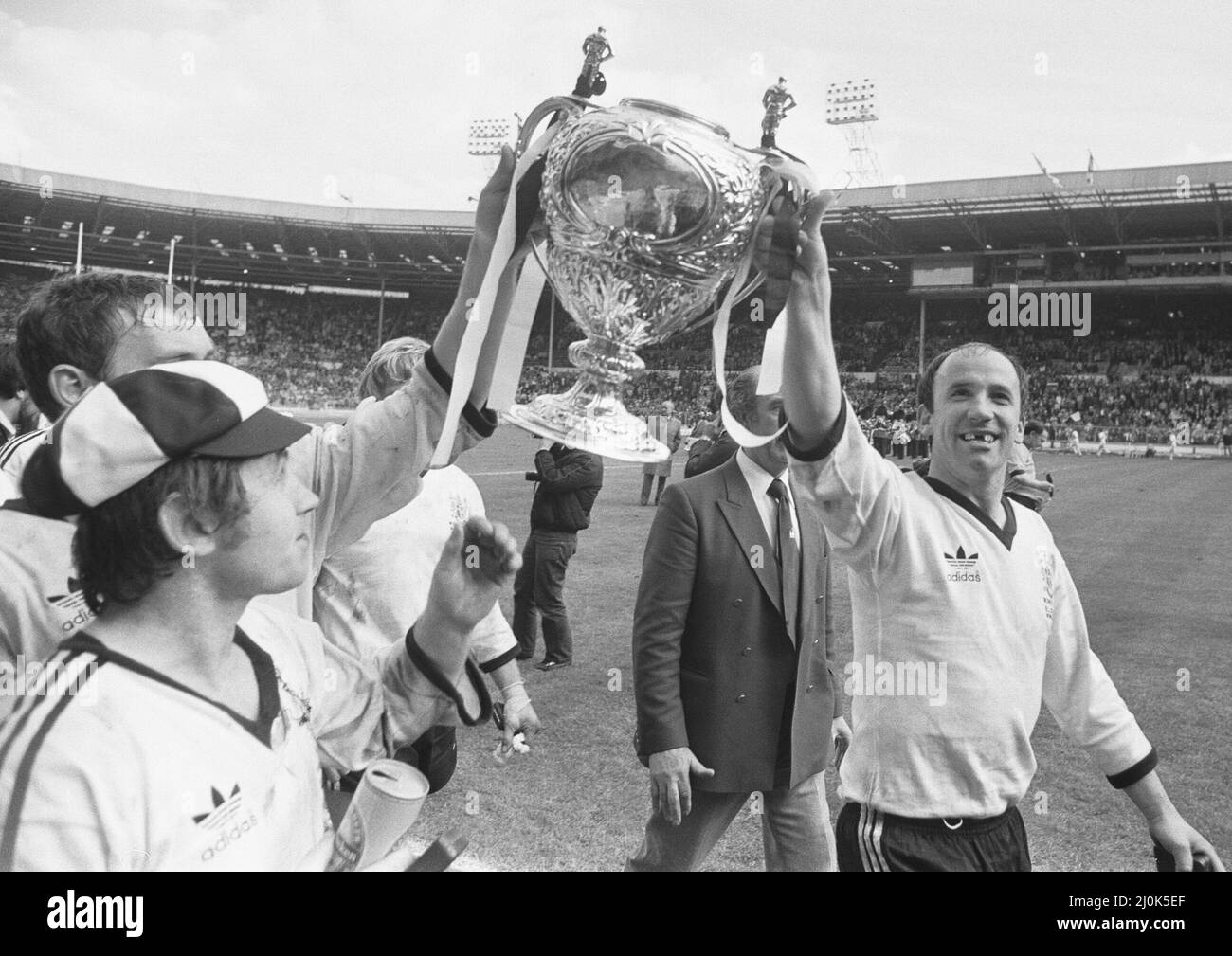 Widnes celebrate after their 18 - 9 victory over Hull Kingston Rovers ...