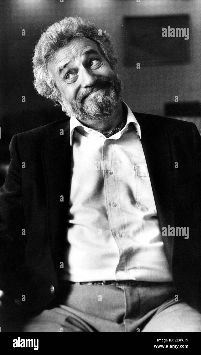 Tv presenter former goon hi-res stock photography and images - Alamy