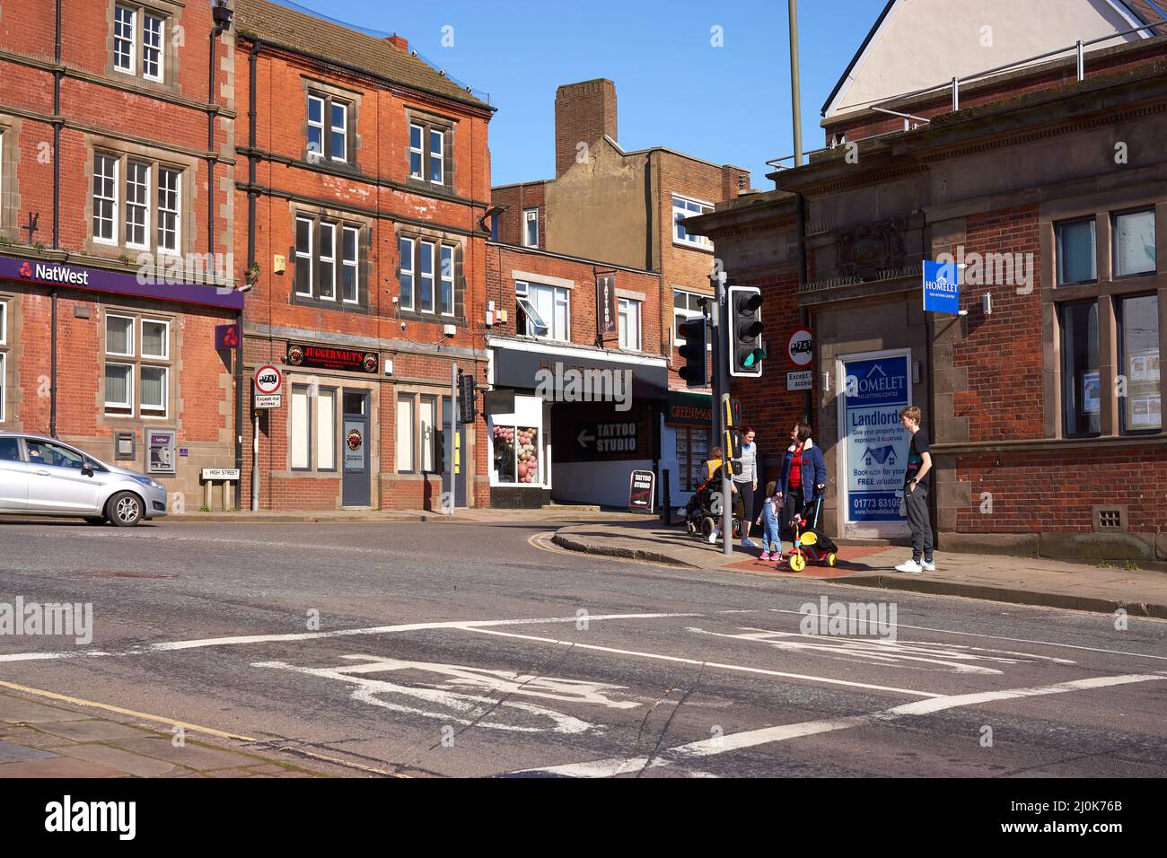 people waiting to cross a main road Stock Photo - Alamy