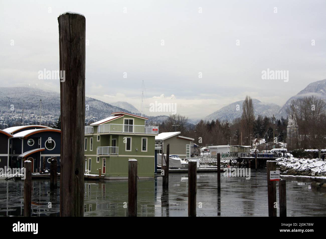 Wintertime view of floating houses on the harbor Stock Photo - Alamy
