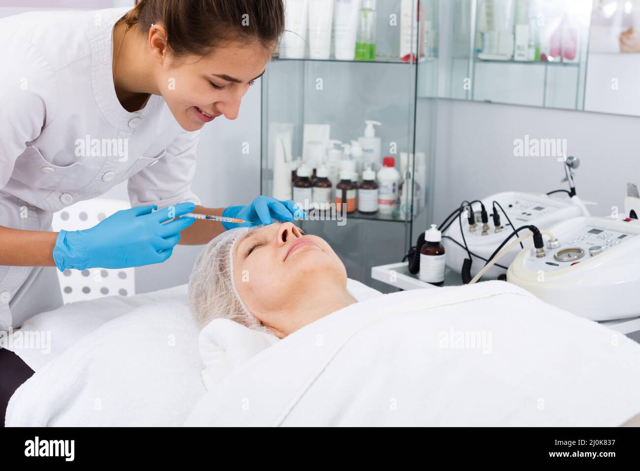 Doctor making injection Stock Photo - Alamy