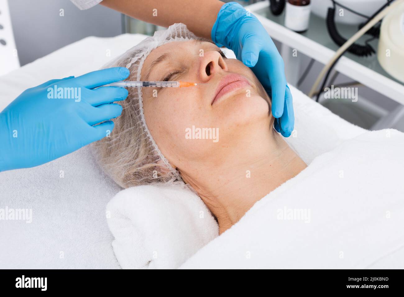 Doctor making injection Stock Photo - Alamy
