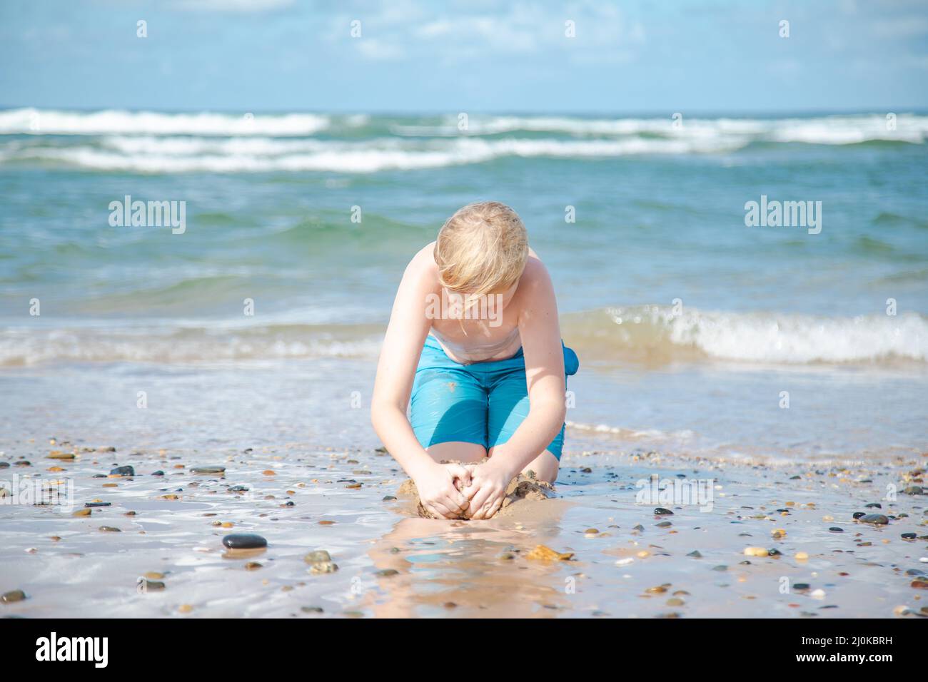 Kids playing in the sand digging hi-res stock photography and images ...