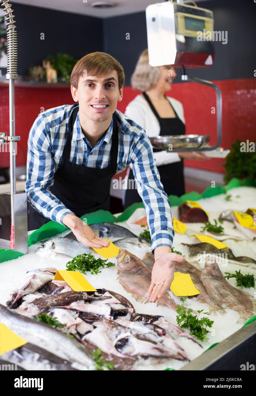 Fresh fish sellers shop hi-res stock photography and images - Alamy