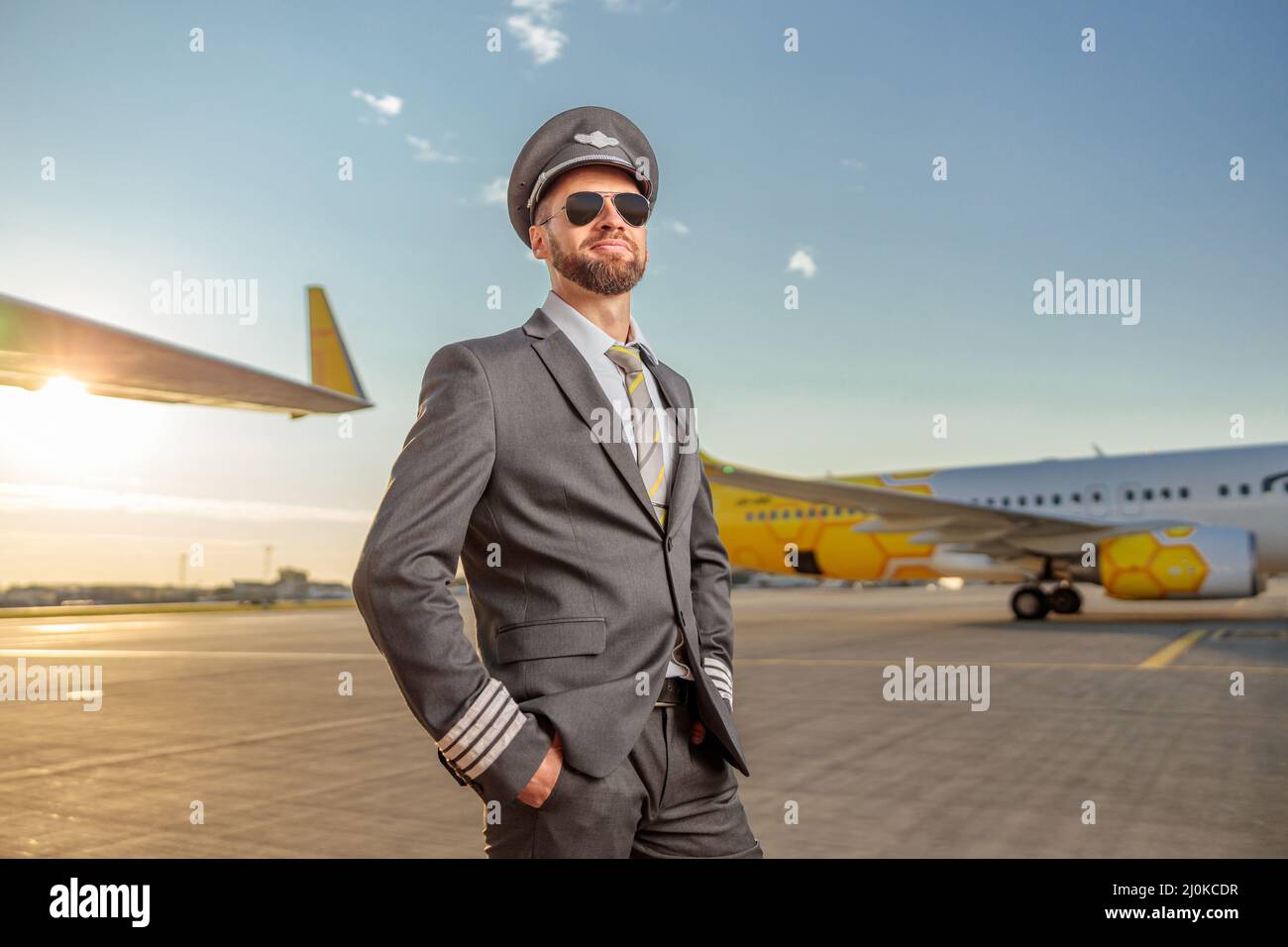 Airline pilot airport hi-res stock photography and images - Alamy