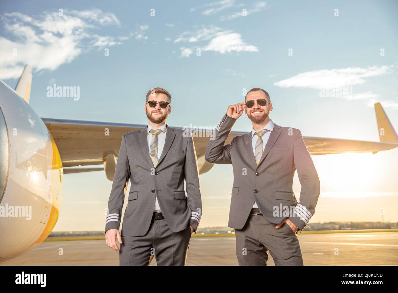 Airline pilot airport hi-res stock photography and images - Alamy
