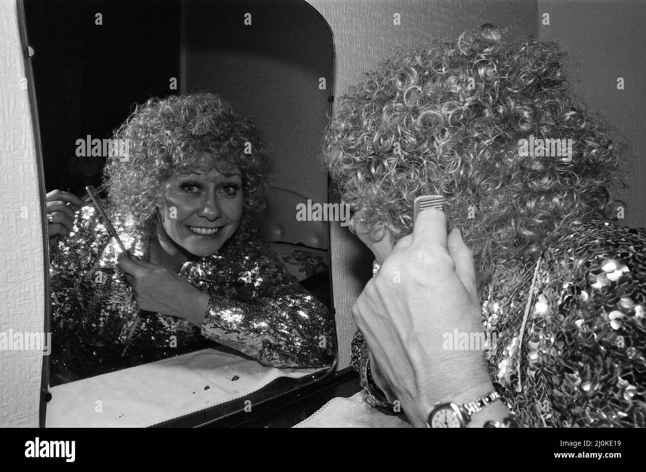 Actress Liz Dawn appears in a cabaret act. May 1982 Stock Photo - Alamy