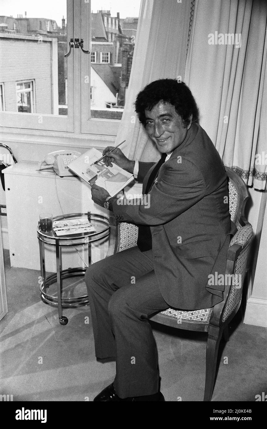 Tony bennett painting hi-res stock photography and images - Alamy