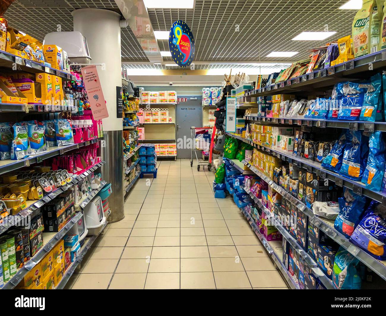French supermarket interior hi-res stock photography and images - Alamy