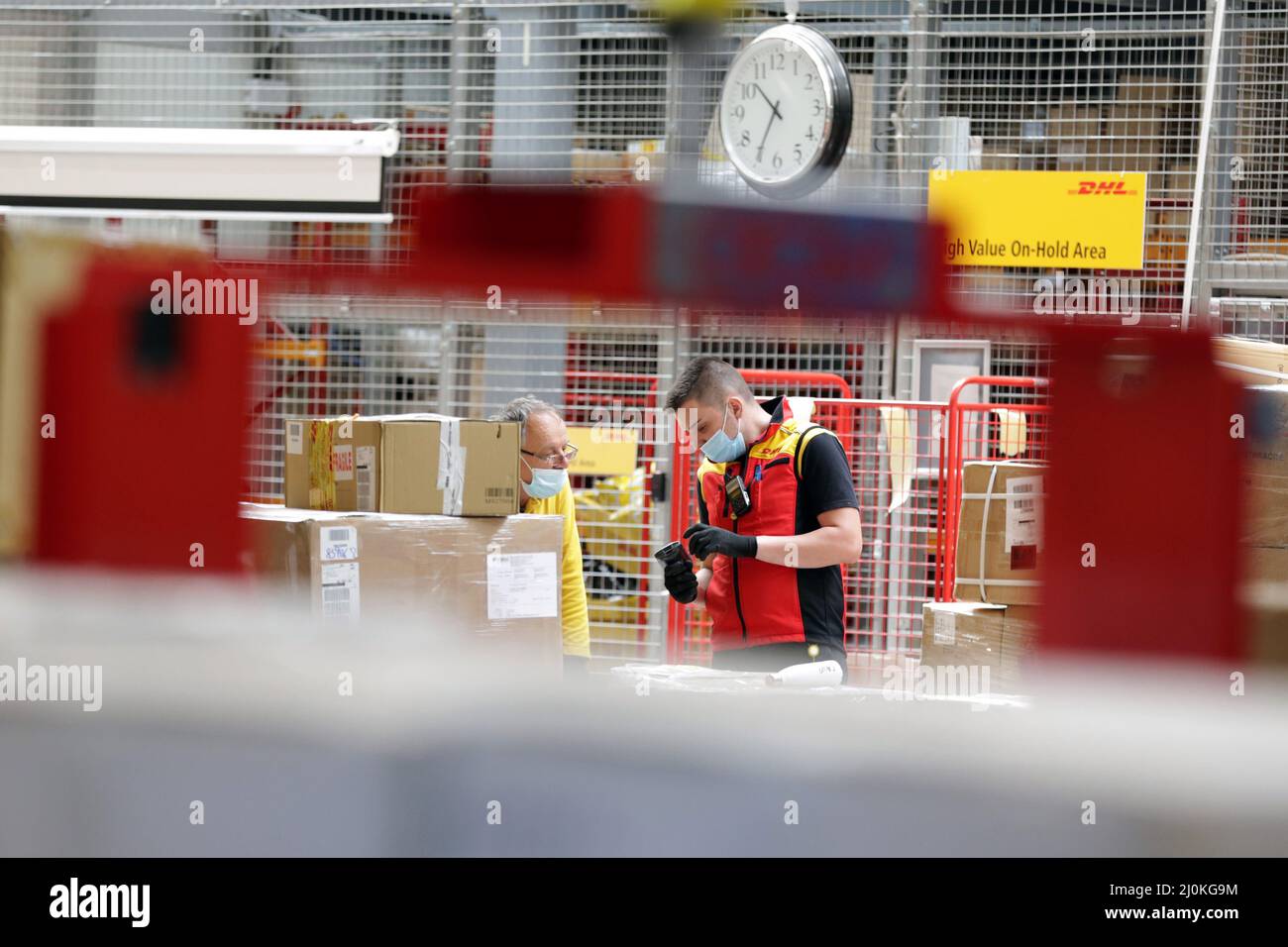 Dhl express center hi-res stock photography and images - Alamy