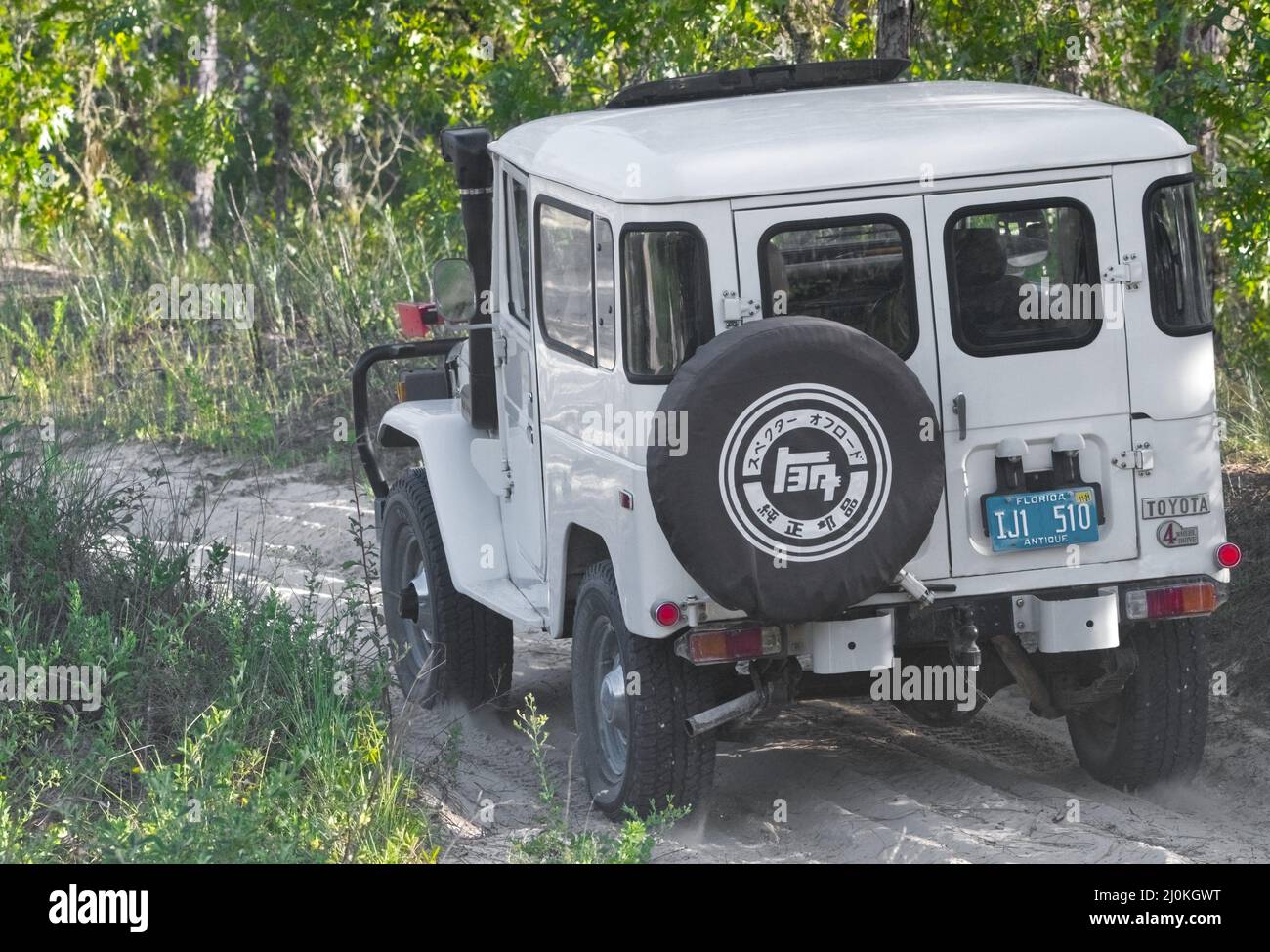 White 4wd land cruiser hi-res stock photography and images - Alamy