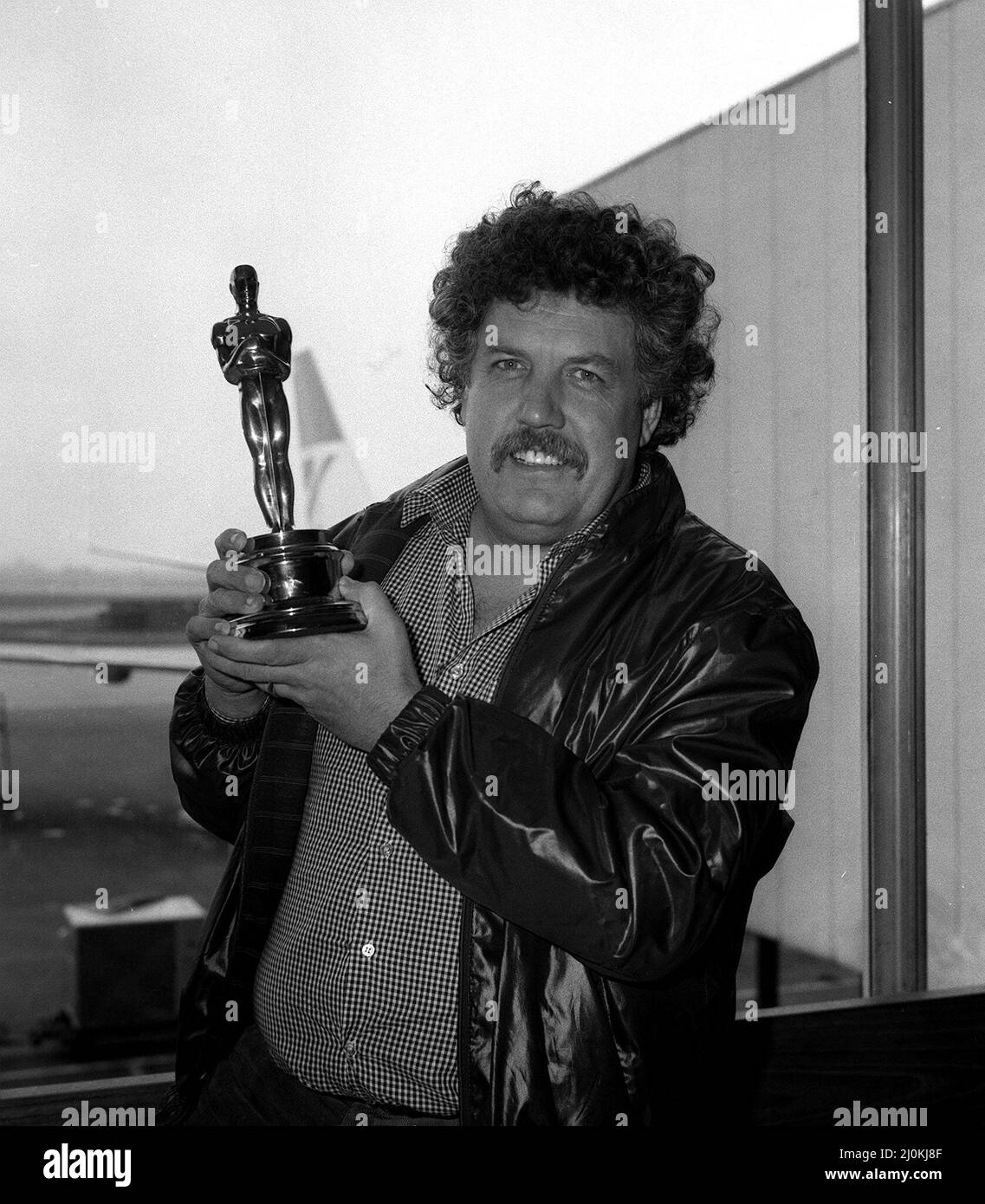 Colin Welland at London airport with his Oscar award 1982 Stock Photo ...