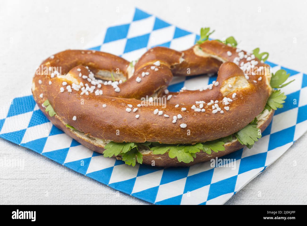 Bayerische brezel mit butter auf weiay hi-res stock photography and ...